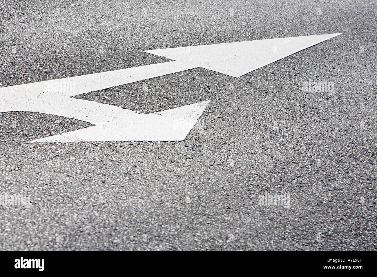 Signes de flèche sur une route Photo Stock - Alamy
