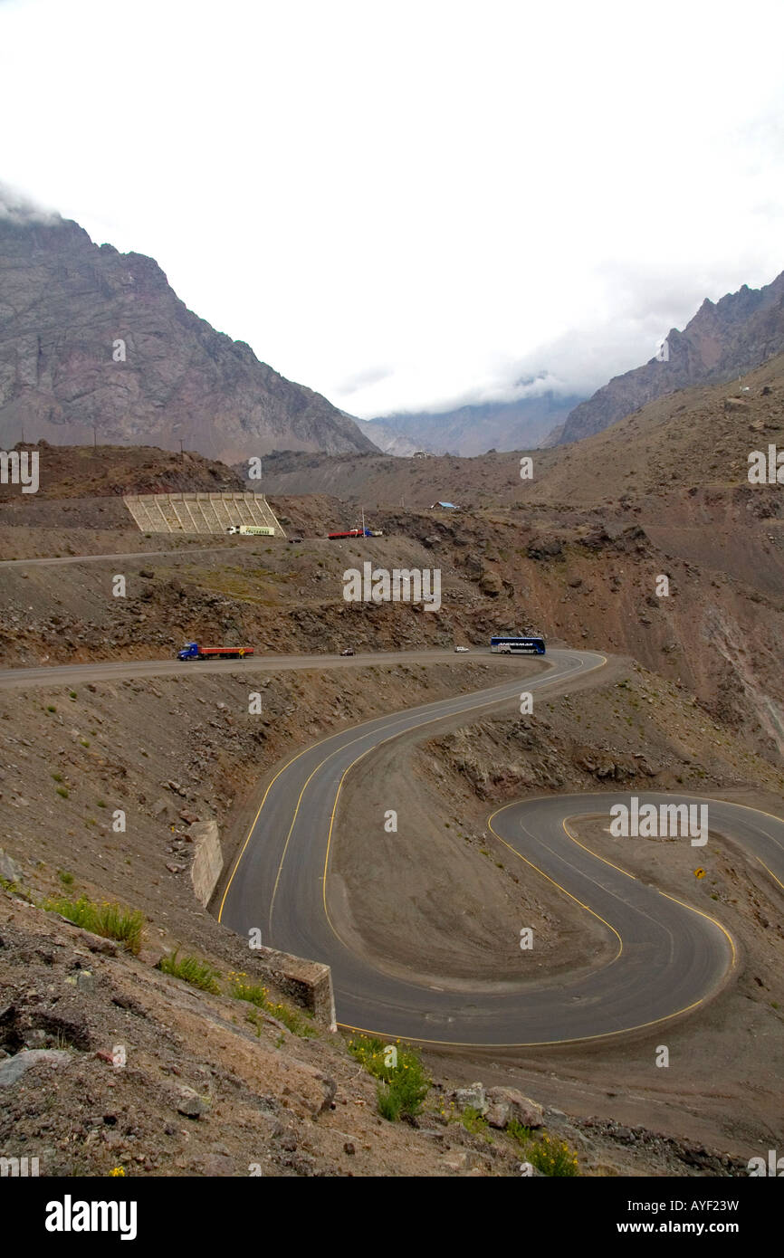 Les véhicules sur les routes en lacet dans la gamme de montagne des ...