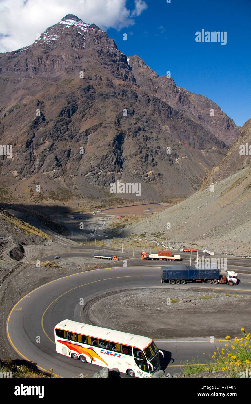 Un bus et camions rouler sur des routes en lacet dans la cordillère des ...