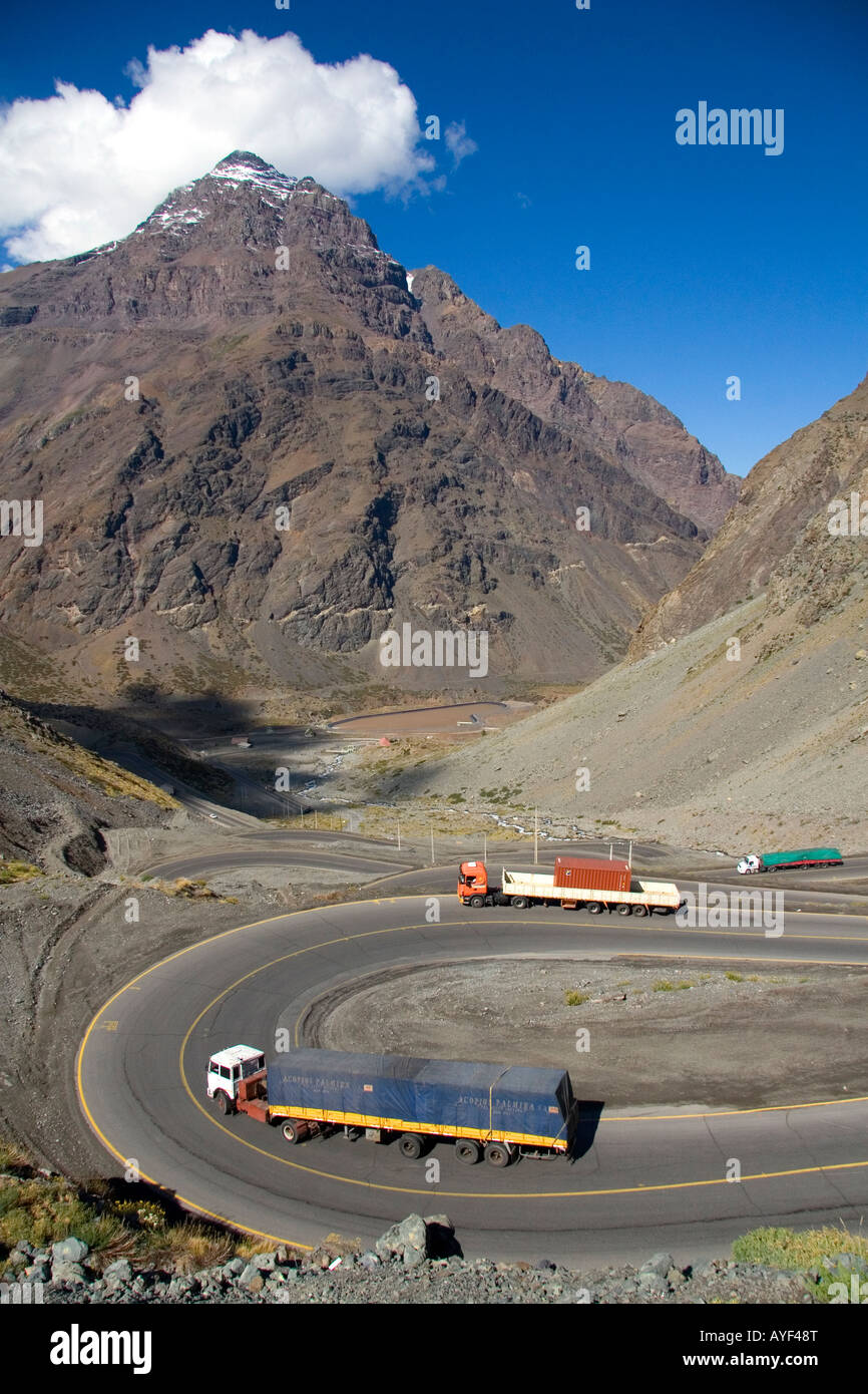Sur les routes les camions de route en lacet dans la cordillère des ...