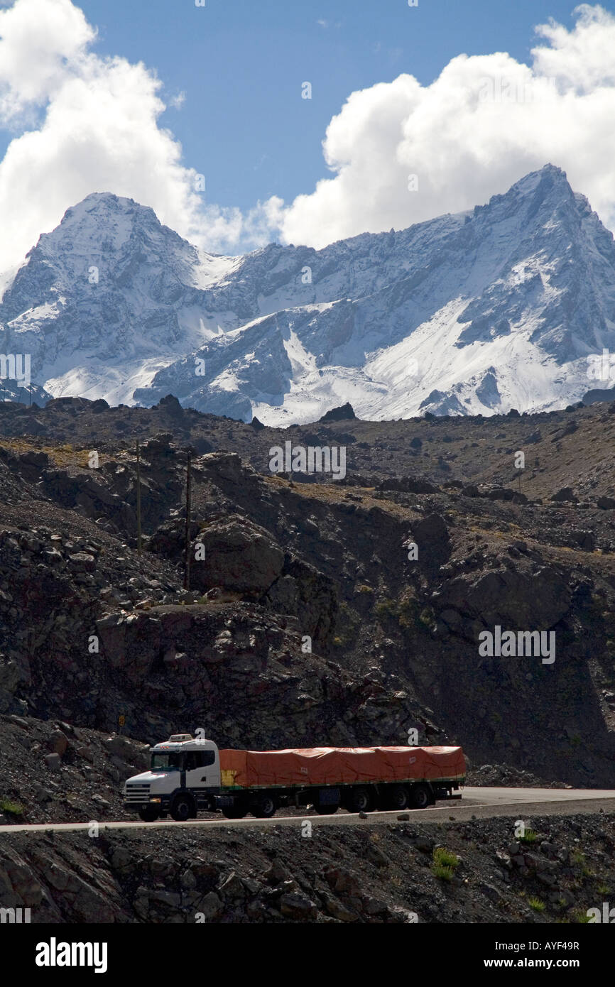 La conduite de camions sur les routes en lacet à travers la Cordillère ...