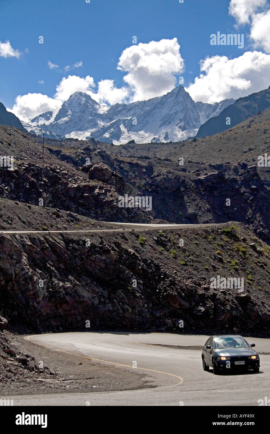 Une voiture conduit sur des routes en lacet à travers la Cordillère des ...