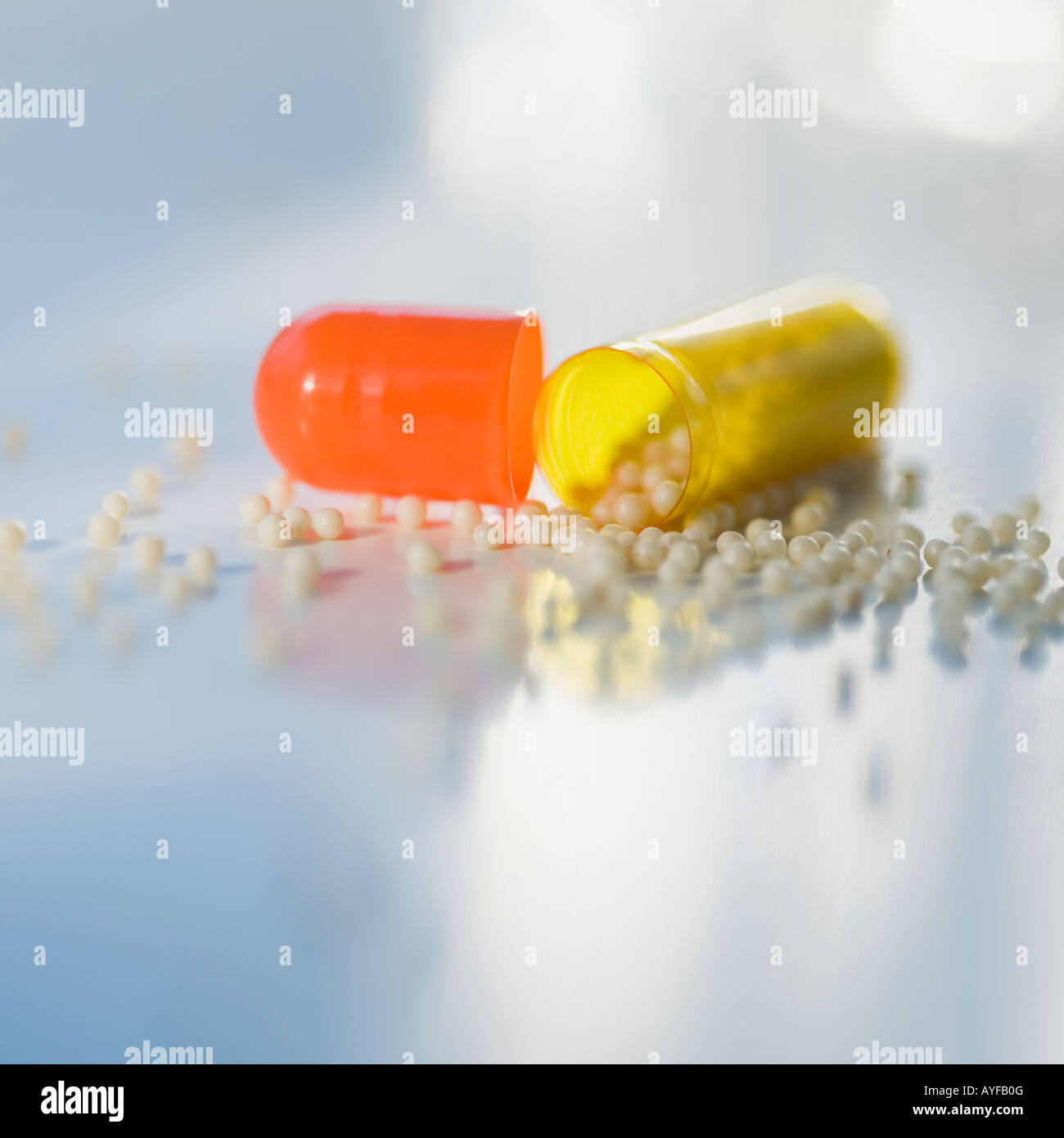 Close up d'ouvrir la capsule médicaments Photo Stock - Alamy