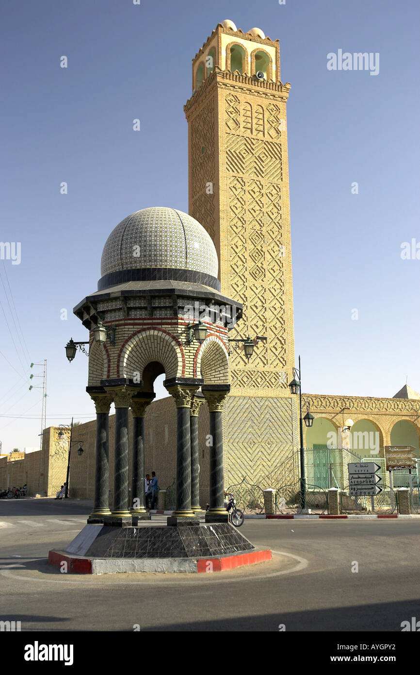 Minaret mosque tozeur tunisia Banque de photographies et d’images à haute résolution - Alamy