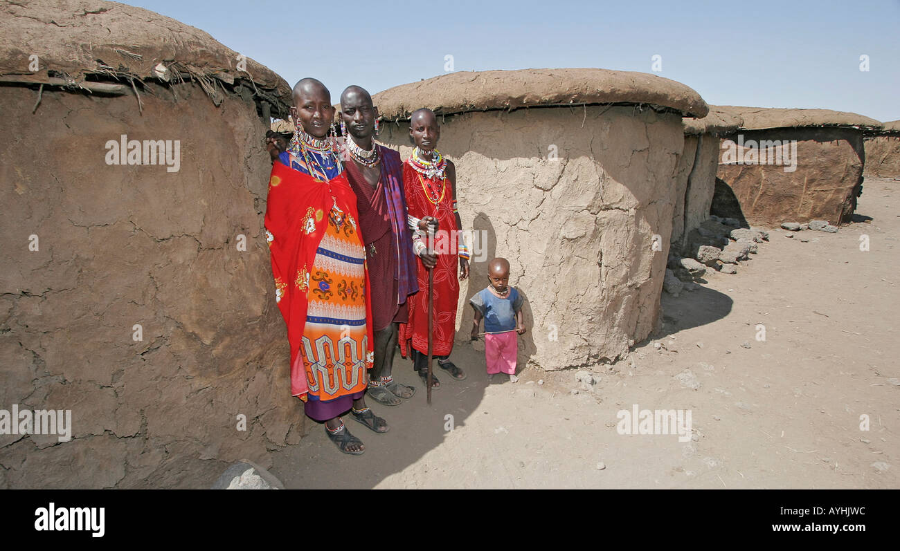 Comité permanent de la famille massaï par leurs huttes en bouse de ...