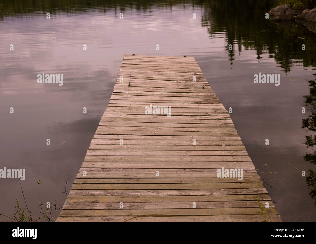 Quai sur un lac Banque de photographies et d’images à haute résolution ...