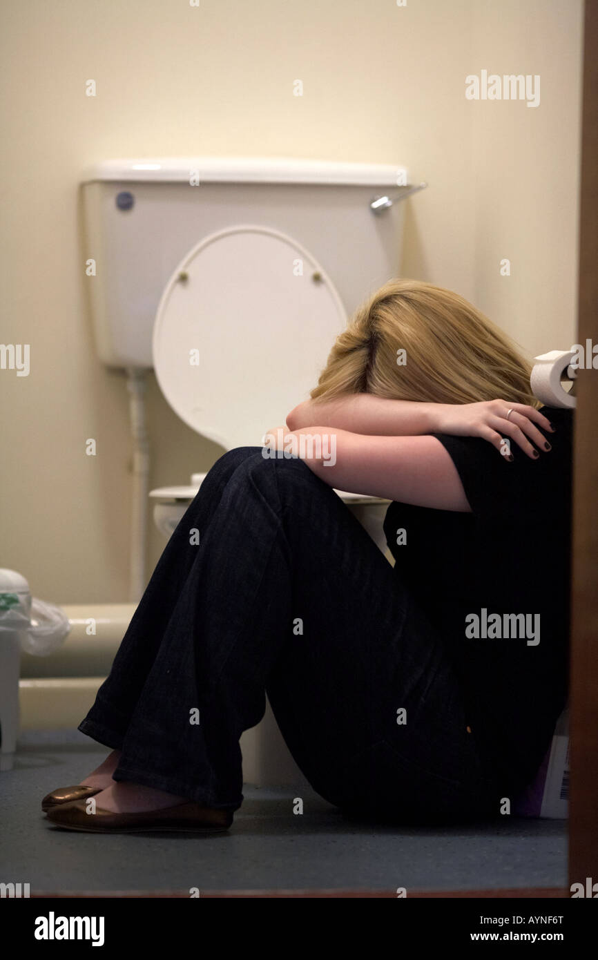 Position fœtale assis Banque de photographies et d’images à haute ...