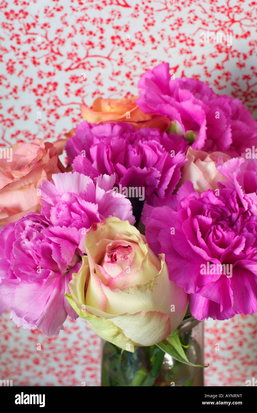 Fleurs Roses Dans Un Vase Banque d'image et photos - Alamy