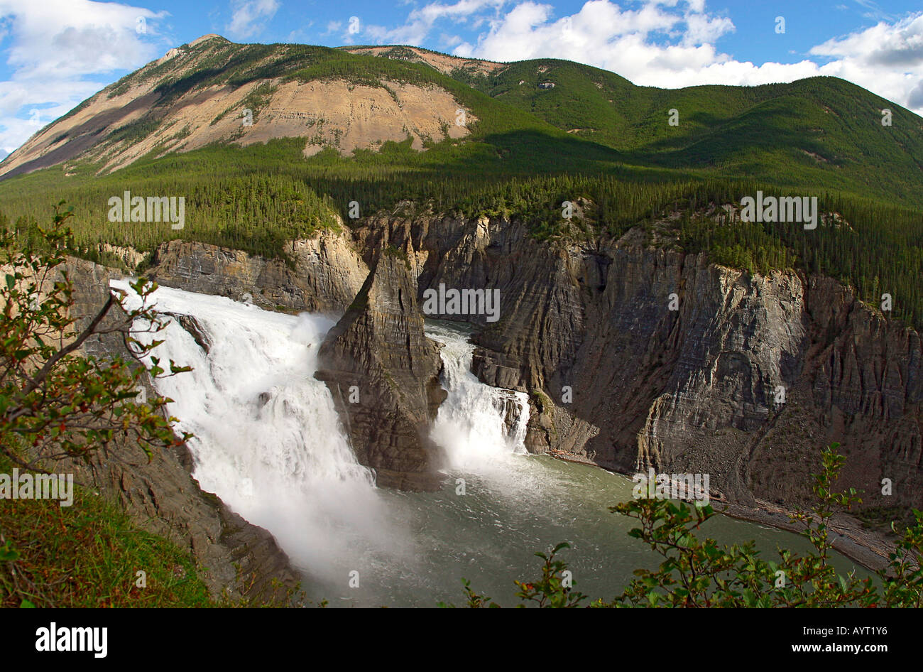 Virginia Falls sur la rivière Nahanni Réserve de parc national Nahanni ...