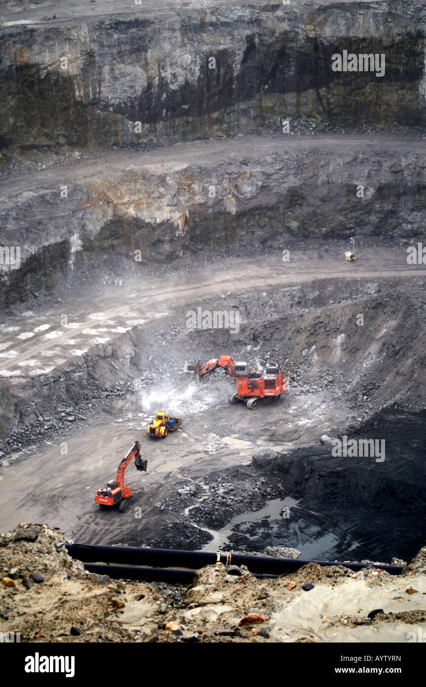 Diavik Diamond Mine à ciel ouvert de camions, Territoires du Nord-Ouest ...