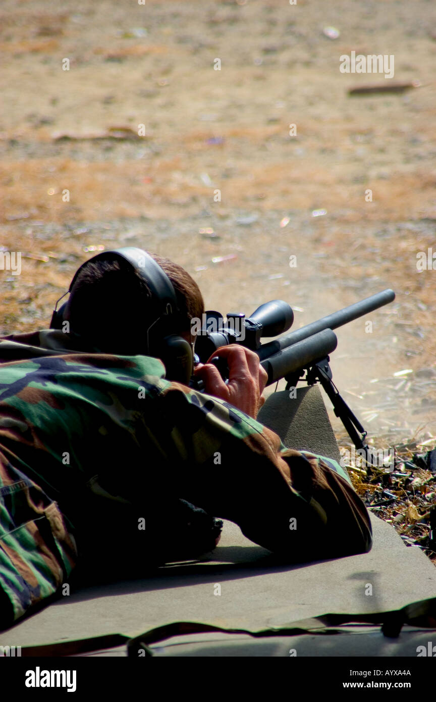 Position couchée carabinier dans Sniper Rifle tir tir sur Photo Stock ...