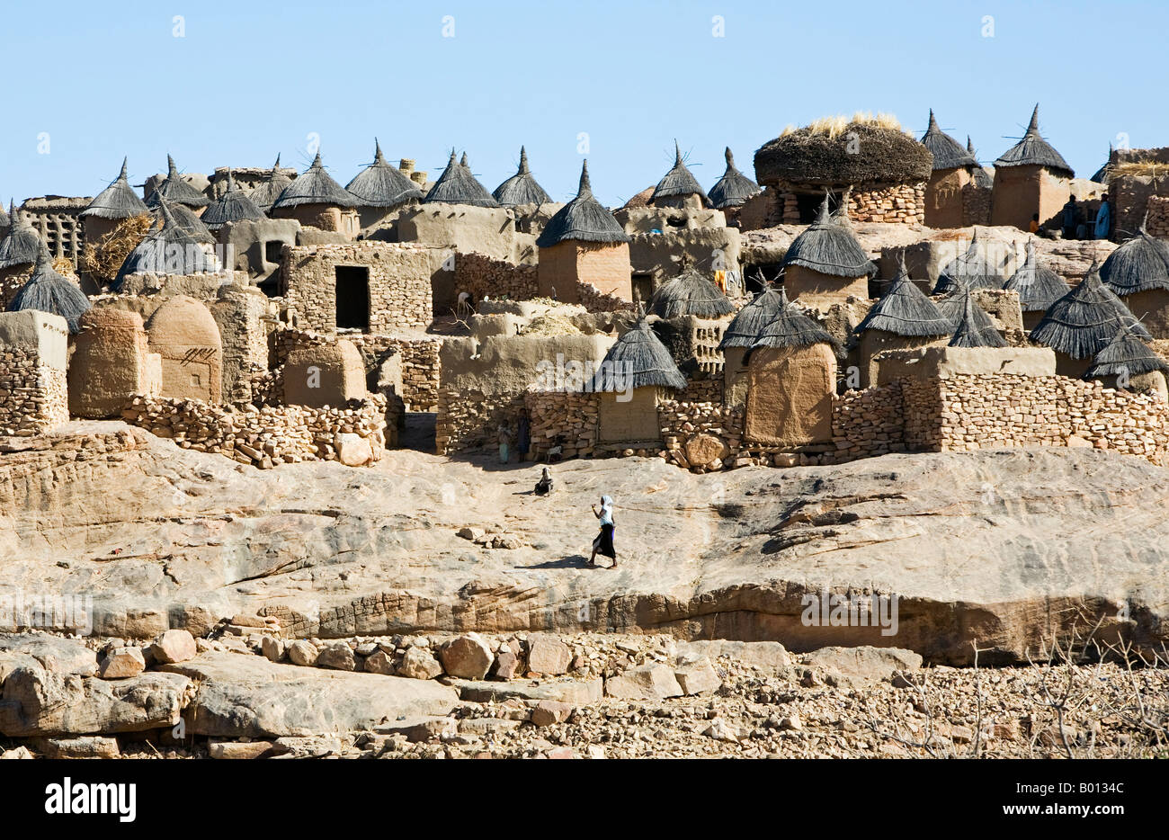 Le Mali, Pays Dogon. Un joli village Dogon sur le haut de la falaise de ...