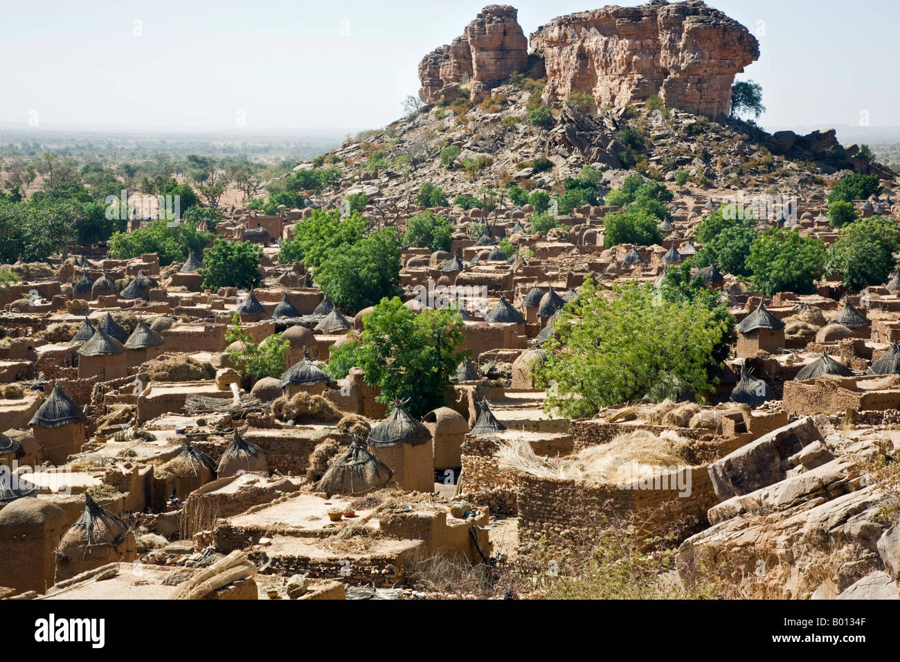 Le Mali, Pays Dogon. Le village Dogon de Songho attrayant sur le haut ...