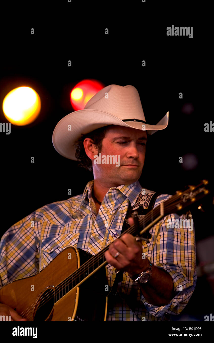 Tracy Byrd stade guitare fermer. La chanteuse country western sur scène ...