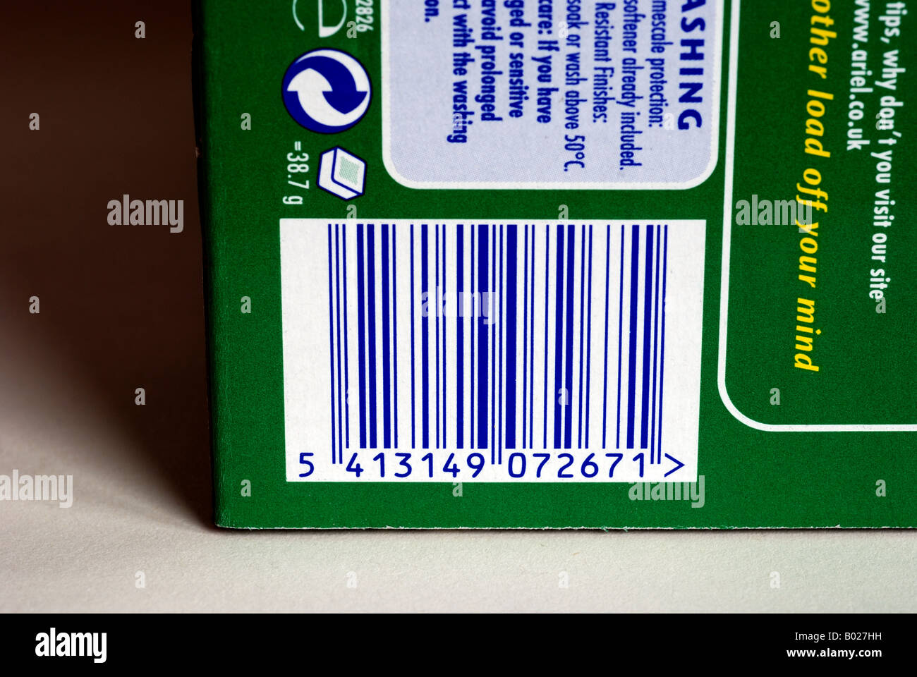 Code à barres sur l'emballage du détergent Ariel, UK Photo Stock - Alamy