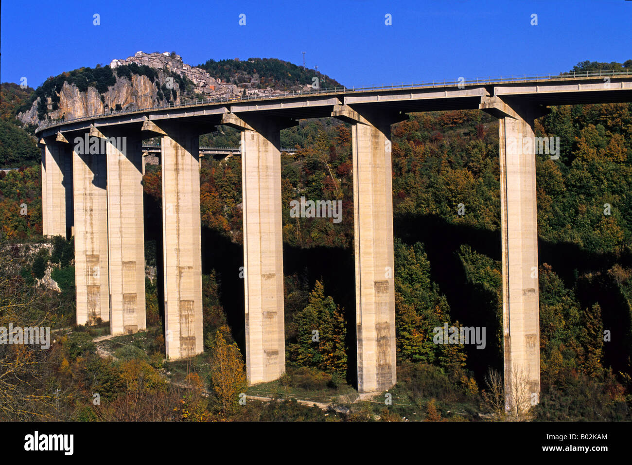 Viaduc autoroutier en italie Banque de photographies et d’images à ...