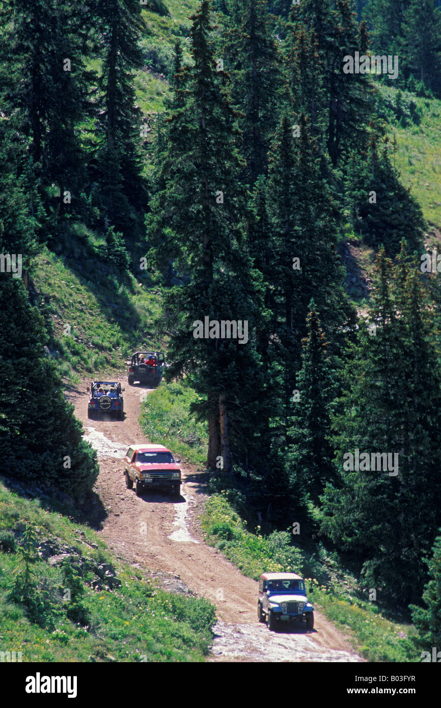 Voitures descendre vers Animas Forks sur l'Alpine Loop Scenic Byway ...