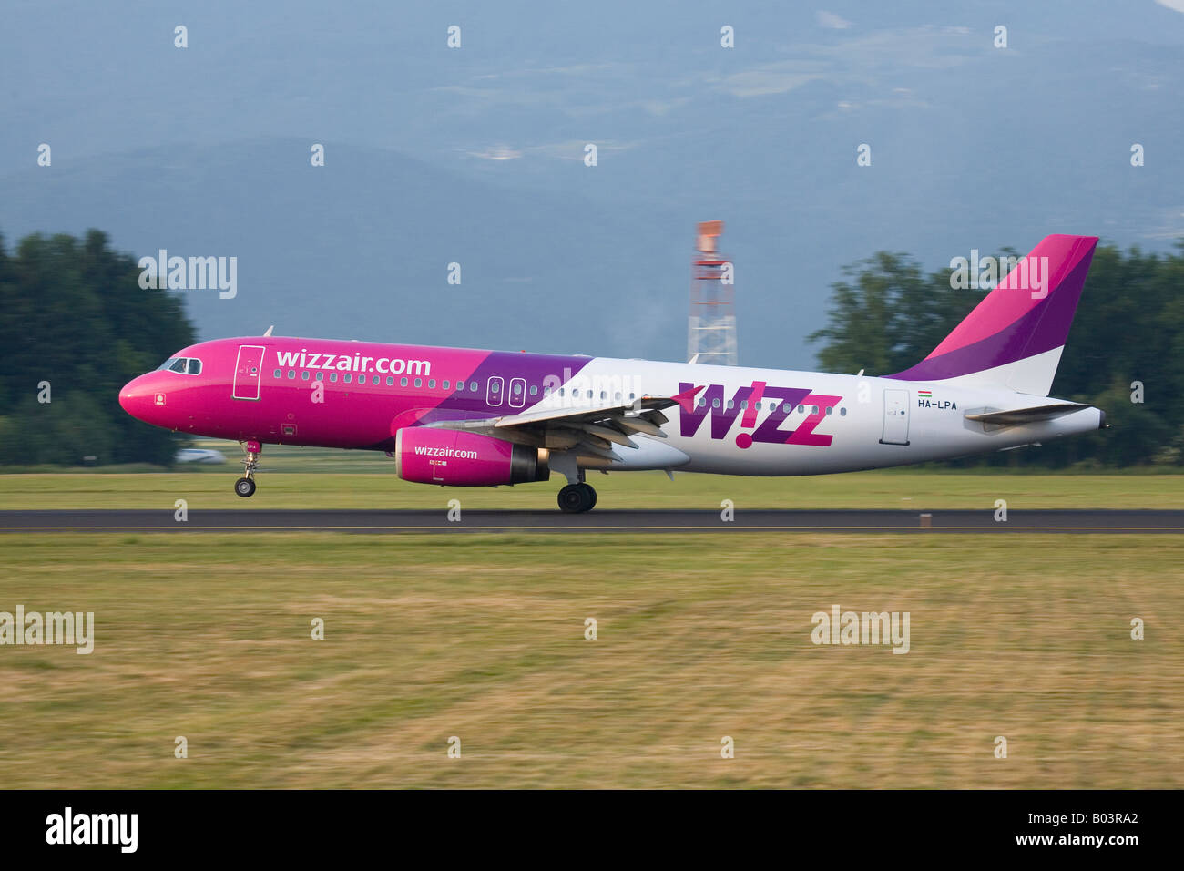 Wizzair aéronefs atterrissant sur l'Aéroport Brnik de Ljubljana Joze ...