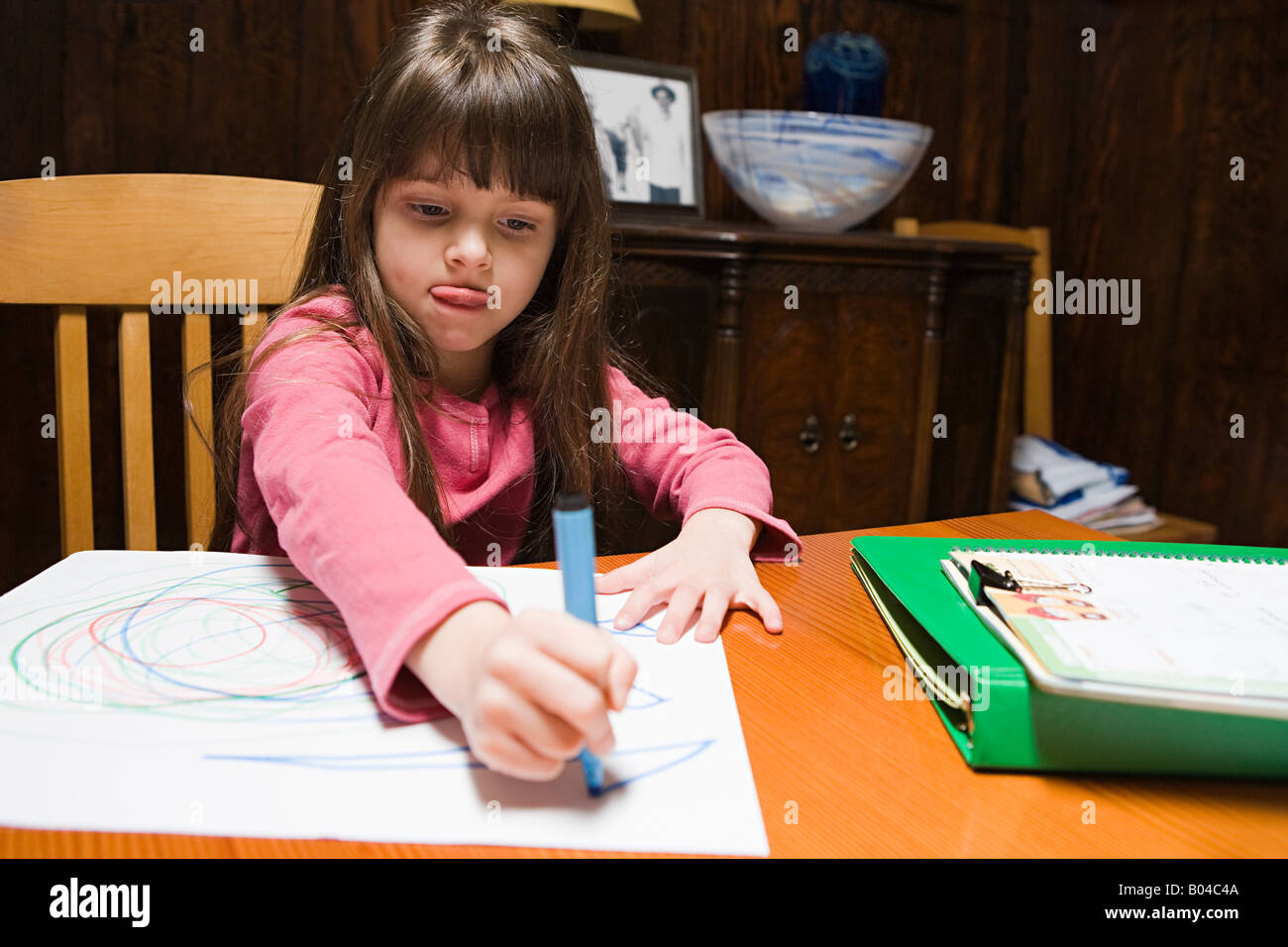 Une fille en train de dessiner Banque de photographies et d’images à ...