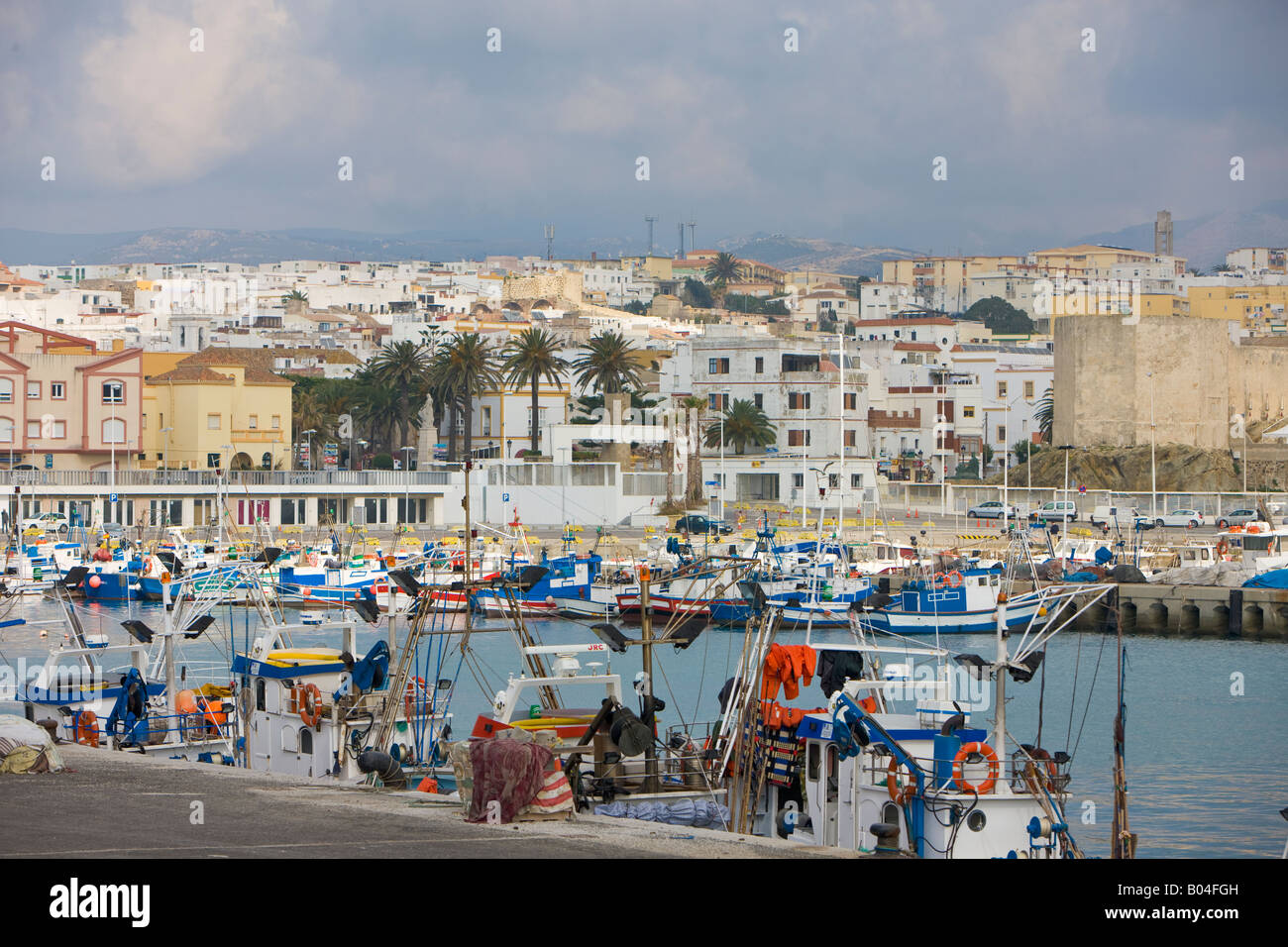 Ville de Tarifa et de Boat Harbour, Costa de la Luz, Province de Cadiz ...