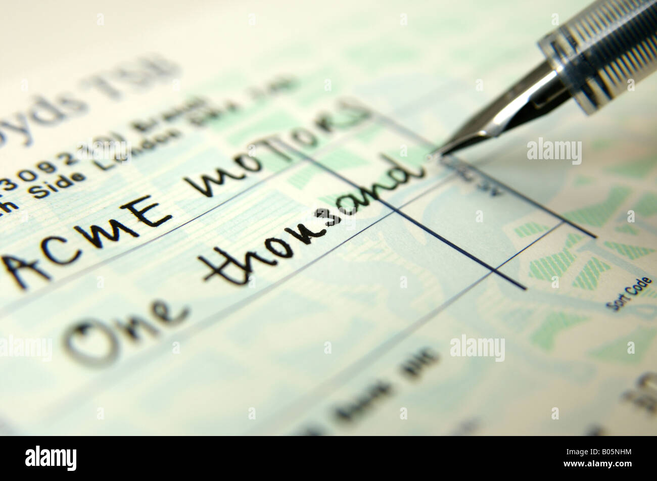 Écrire un chèque Photo Stock - Alamy