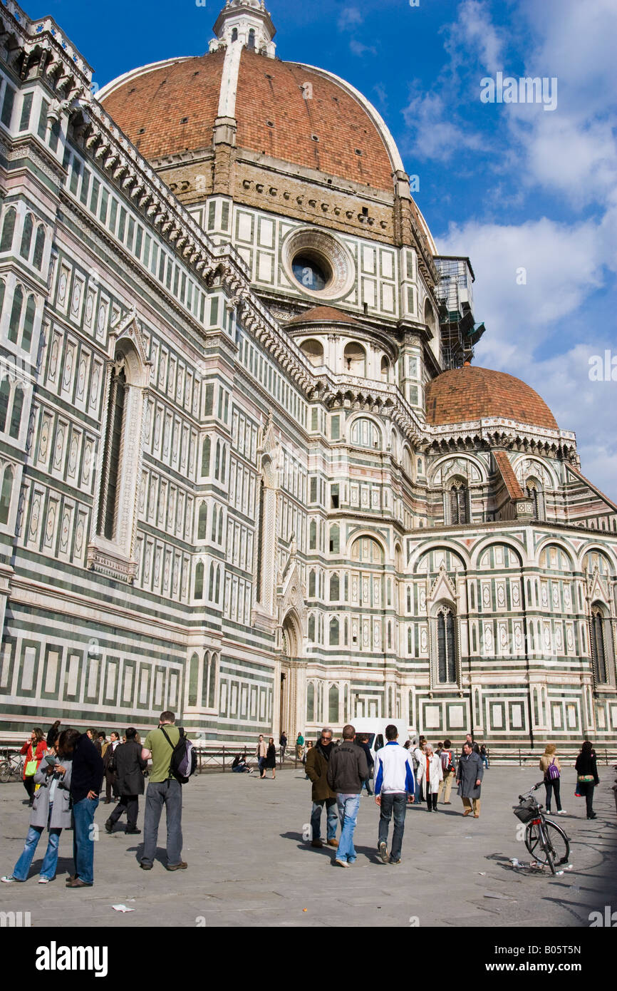 Vue de côté il Duomo à Florence avec toit en tuiles rouges de dome ...