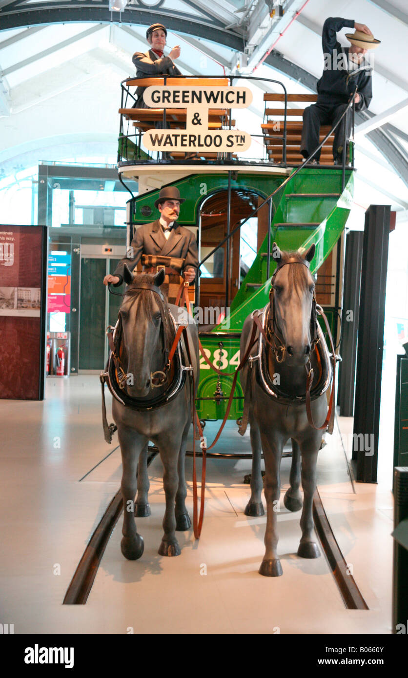 Vieux bus tiré par des chevaux à la London Transport Museum, Covent ...