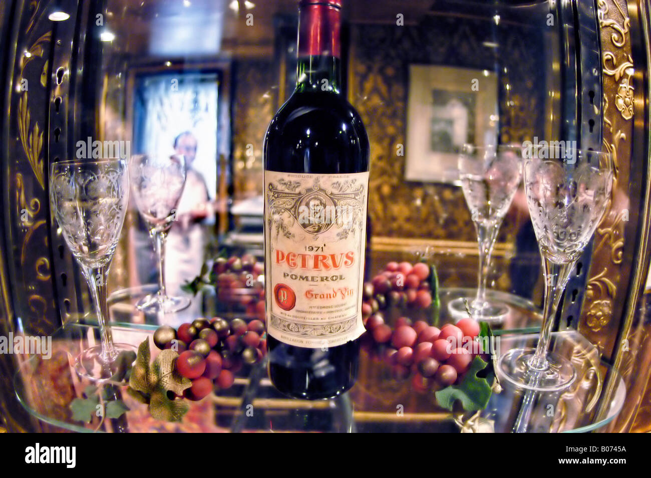 PARIS France, bouteille de vin rouge français de qualité supérieure ...