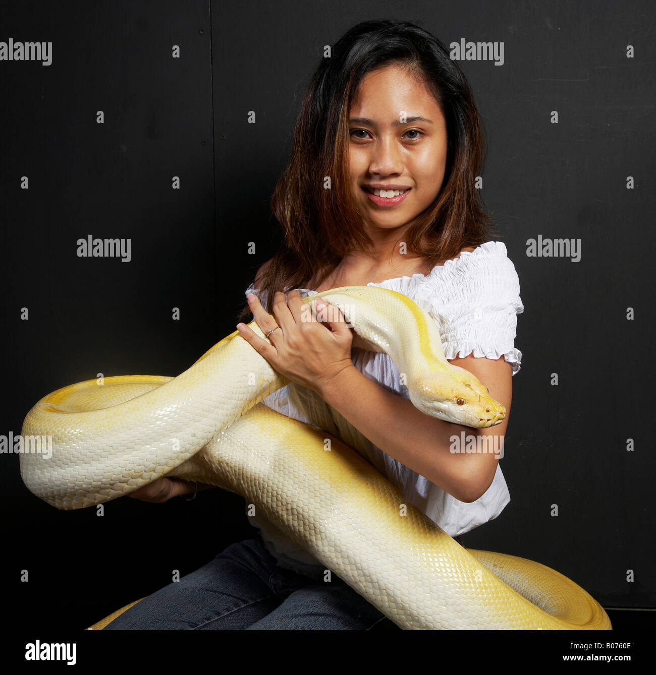 Woman holding albino snake Banque de photographies et d’images à haute ...