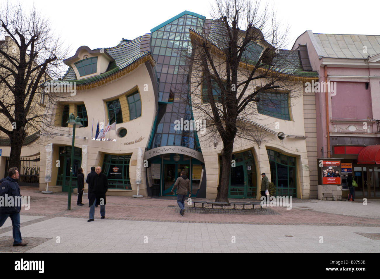 La maison tordue (Krzywy Domek (the Crooked House) à Sopot près de Gdansk (Dantzig), Pologne ...