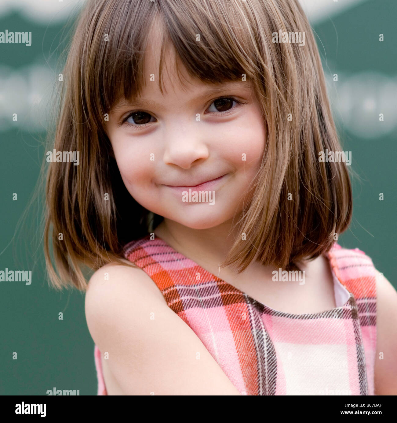 Portrait d'une jolie petite fille aux grands yeux bruns jouer à l ...