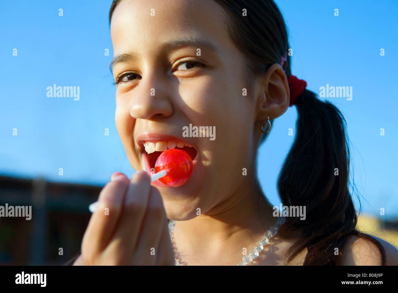 Girl biting lollipop biting Banque de photographies et d’images à haute ...