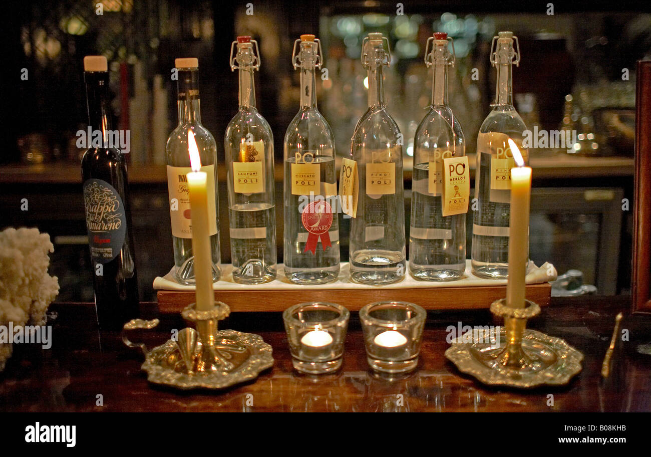 Un rack complet alignés des plus beaux exemples de grappa italienne ...