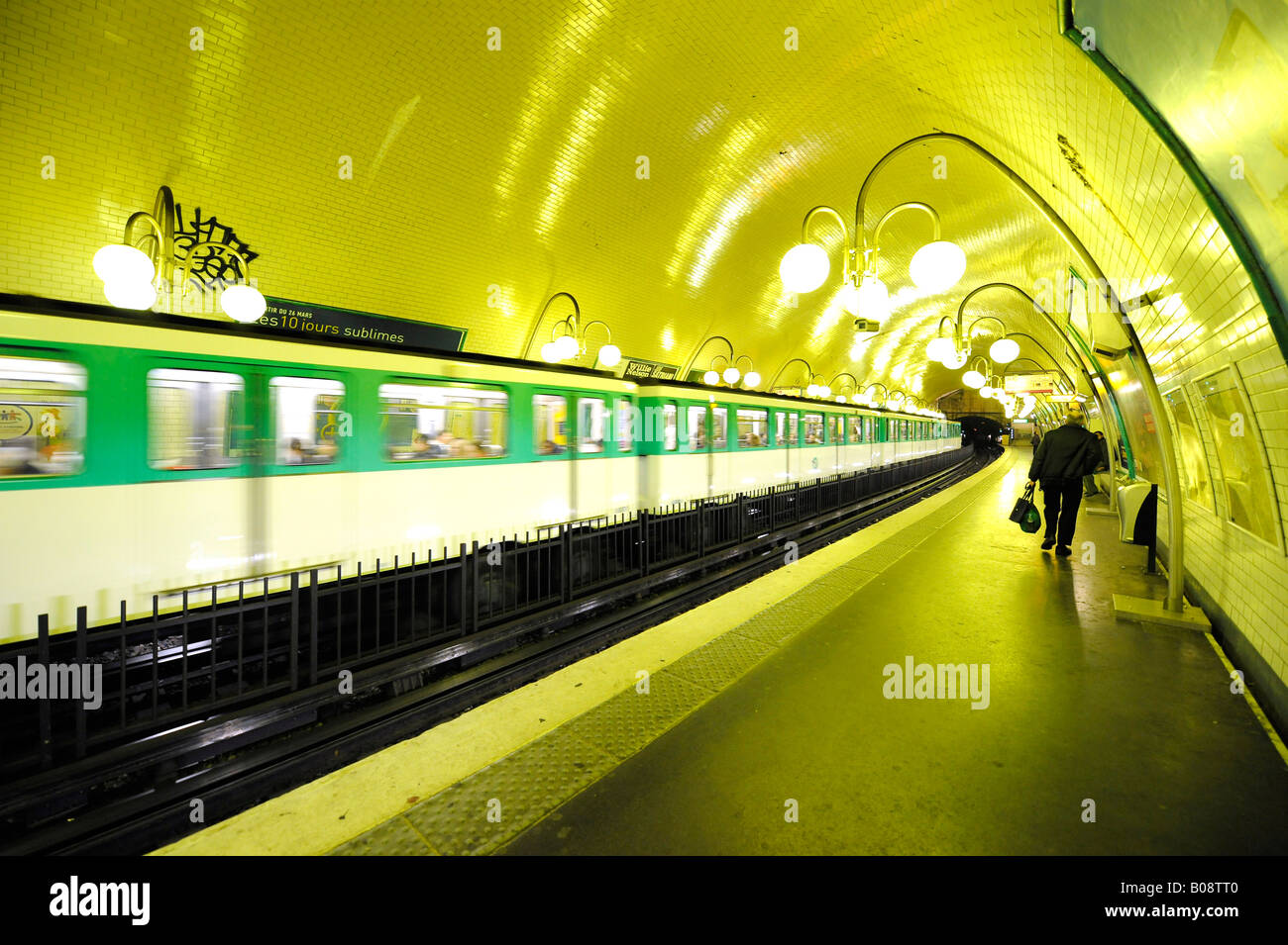 Paris metro station platform Banque de photographies et d’images à ...