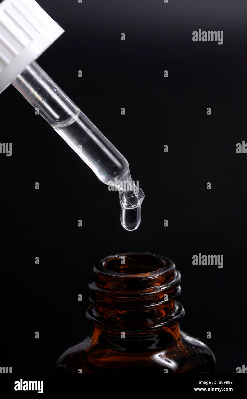 Goutte tombant d'une pipette dans un flacon de médicaments Photo Stock ...