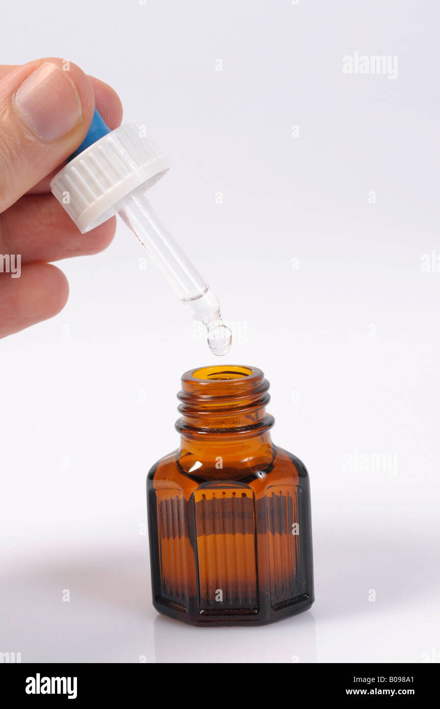 Goutte suspendue à l'aide d'une pipette compte-gouttes ou plus d'un ...