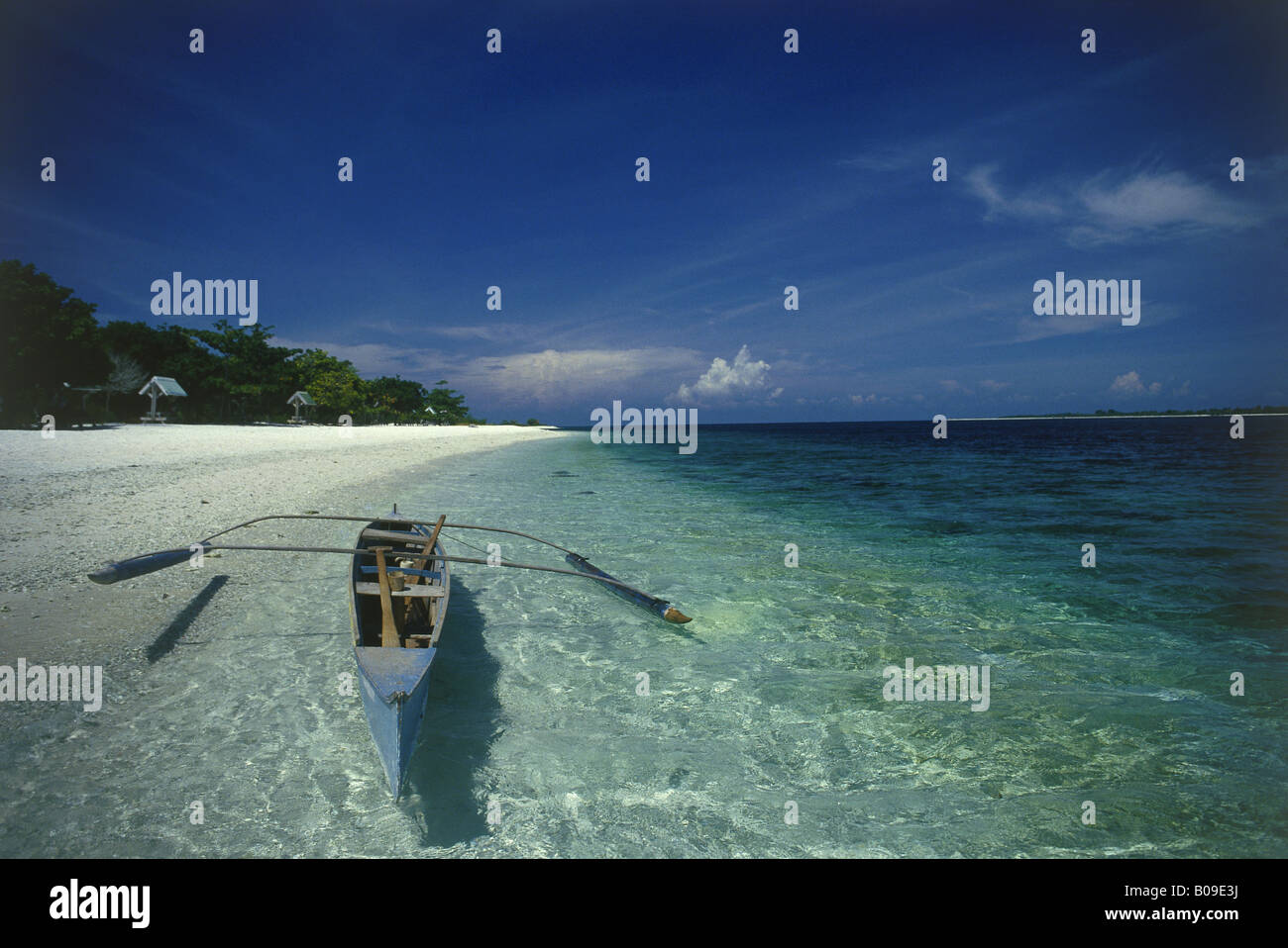 Plage de sable de Santa Cruz de la mer bateau pirogue à Mindanao ...