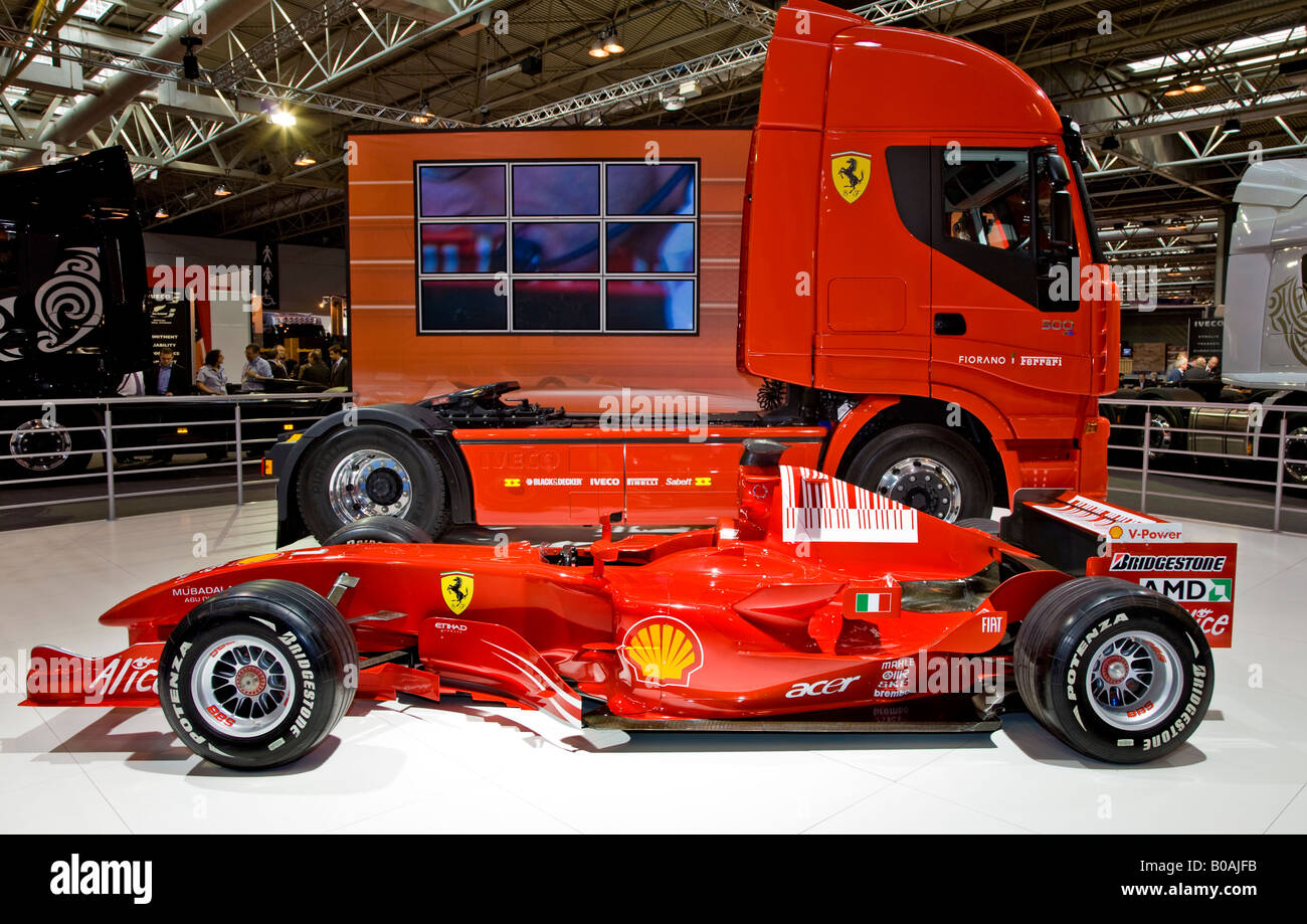 Iveco Stralis Euro 5 tracteur avec Ferrari F1 au premier plan ...