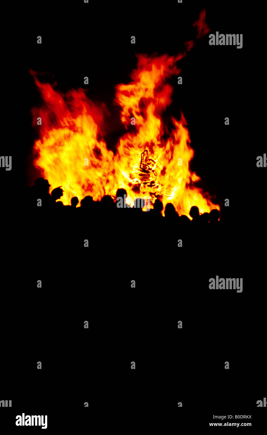 Guy fawkes night bonfire Banque de photographies et d’images à haute ...