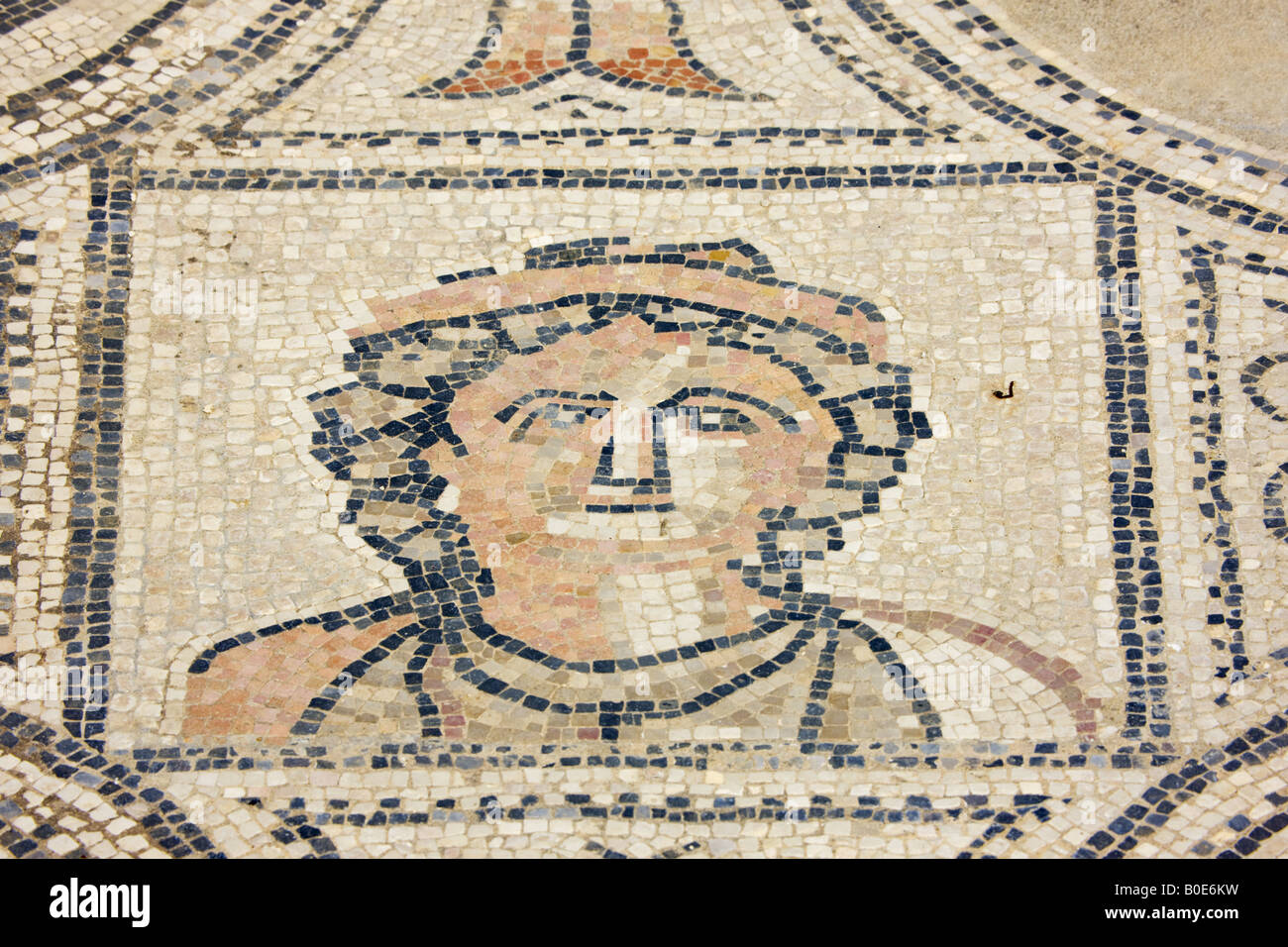 Mosaïque romaine dans l'intérieur d'une maison à Volubilis place un ...