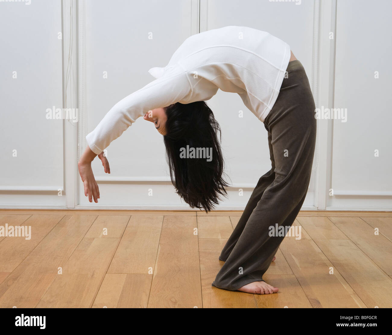 Back bending pose Banque de photographies et d’images à haute ...