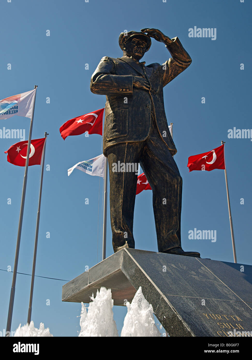STATUE D'Ataturk et fontaine à eau avec drapeau turc, Marmaris, MUGLA ...