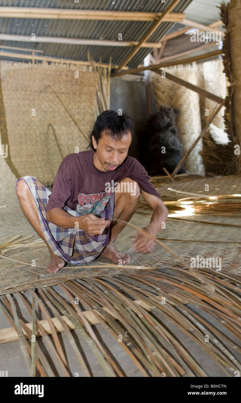 Faire des nattes de bambou Banque de photographies et d’images à haute ...