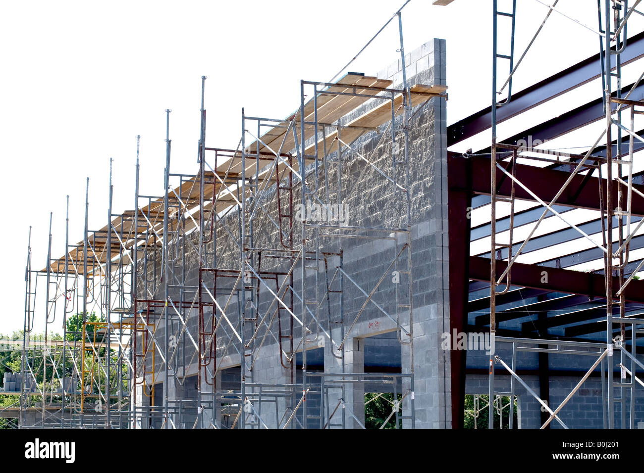 Échafaudage de construction avec passerelle en bois pour la ...