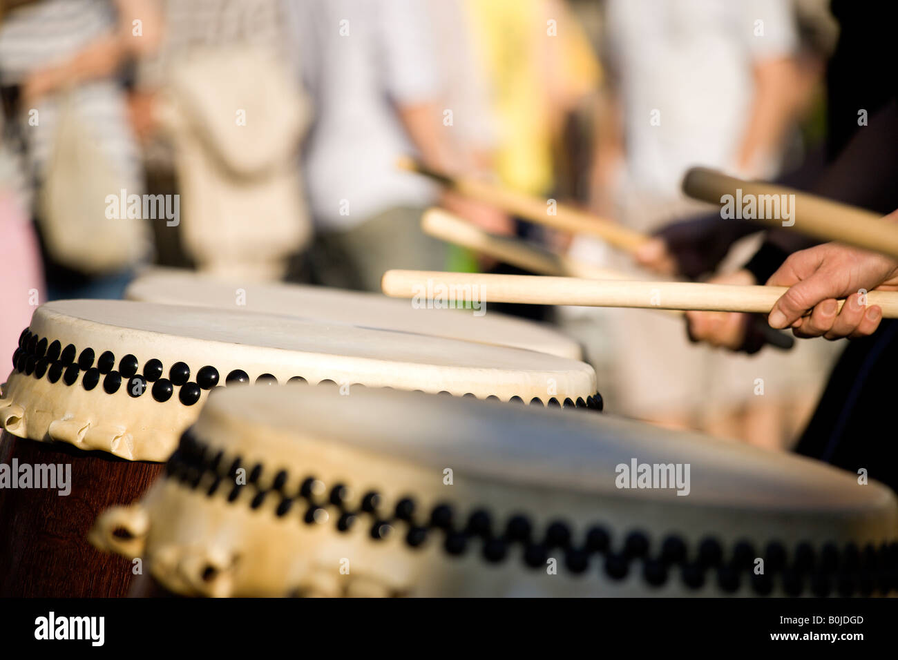 Taiko drumming Banque de photographies et d’images à haute résolution ...