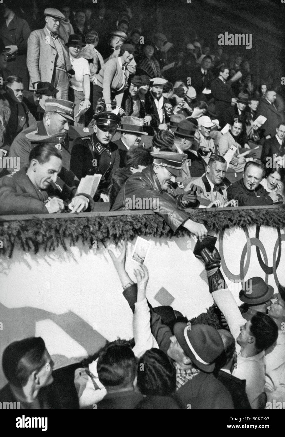 Adolf Hitler, signe des autographes, les Jeux Olympiques d'hiver de ...