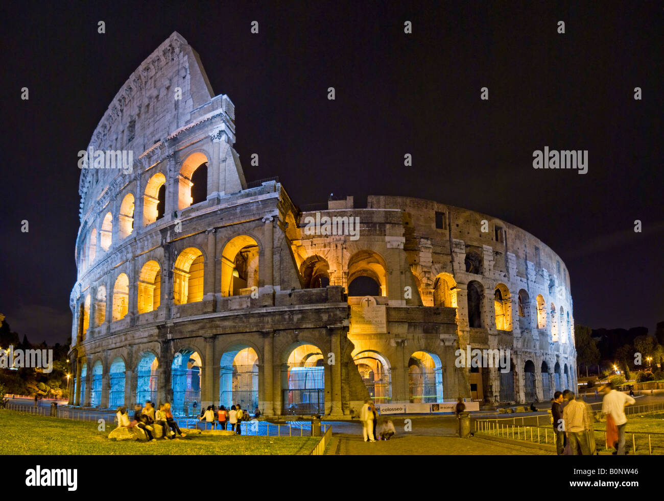 Le Colisée de Rome la nuit. Panorama haute résolution Photo Stock - Alamy