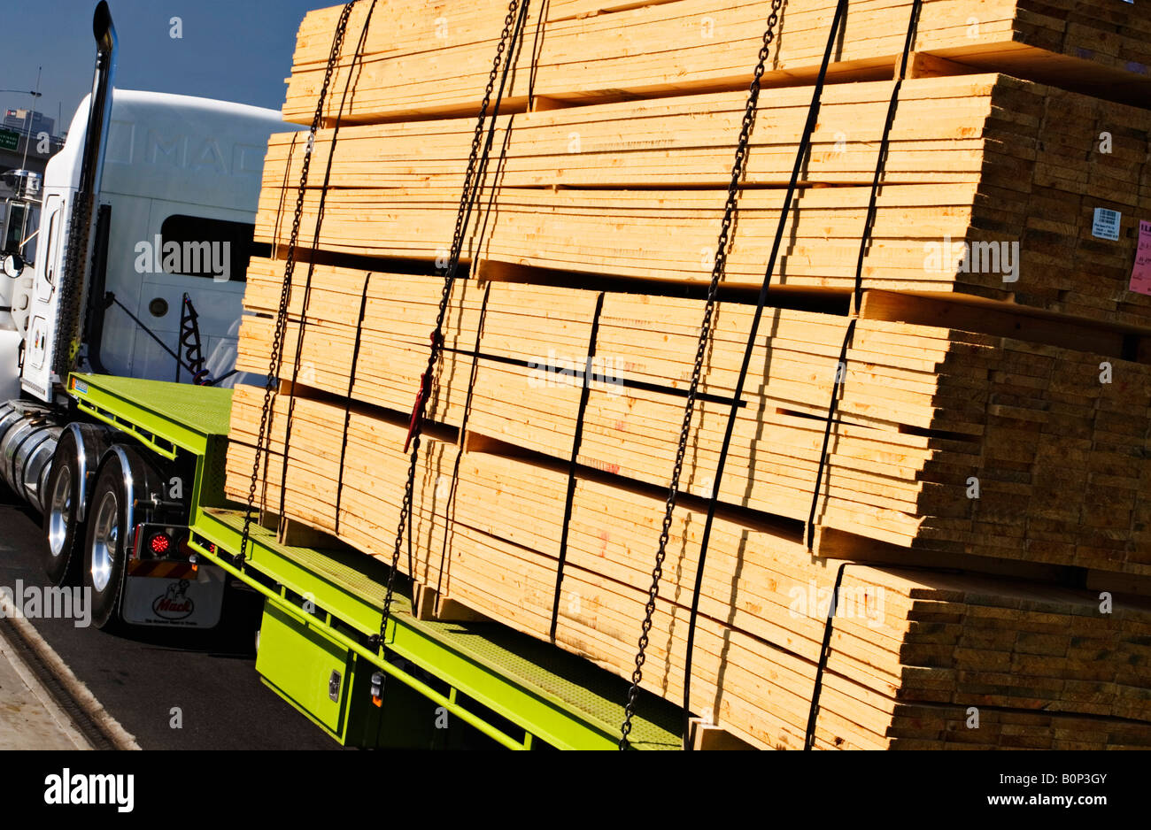 Camions transportant du bois Banque de photographies et d’images à ...
