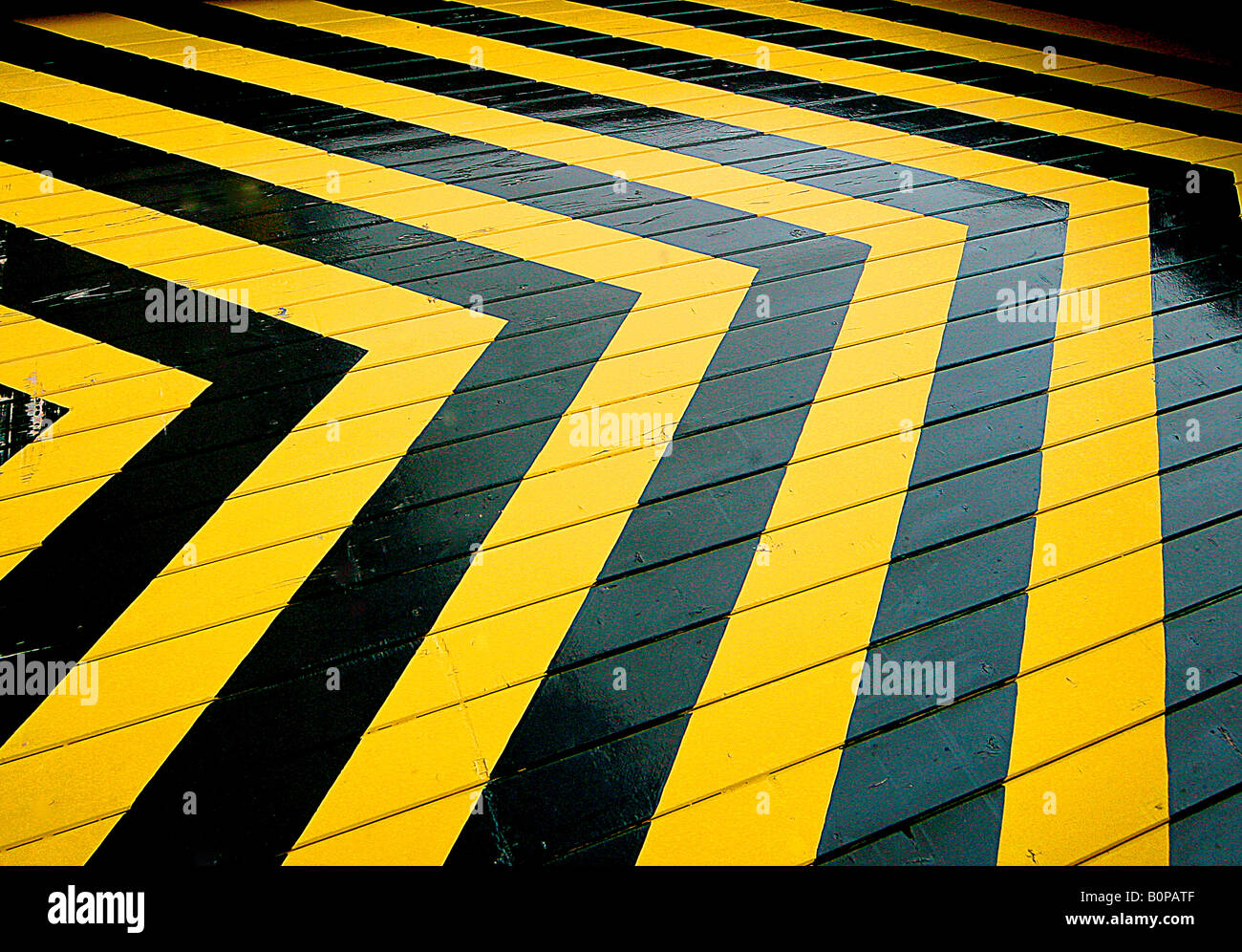 Chevrons jaunes Banque de photographies et d’images à haute résolution ...