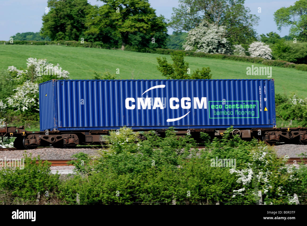 Shipping container train Banque de photographies et d’images à haute résolution - Alamy
